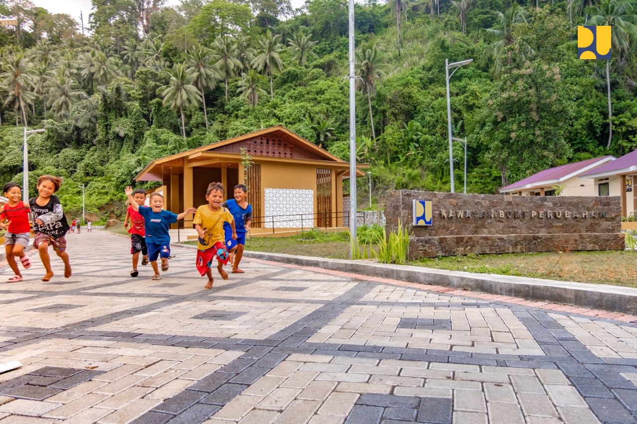 Anak-anak di Teluk Amurang Itu Kini Bahagia di Permukiman Baru ...