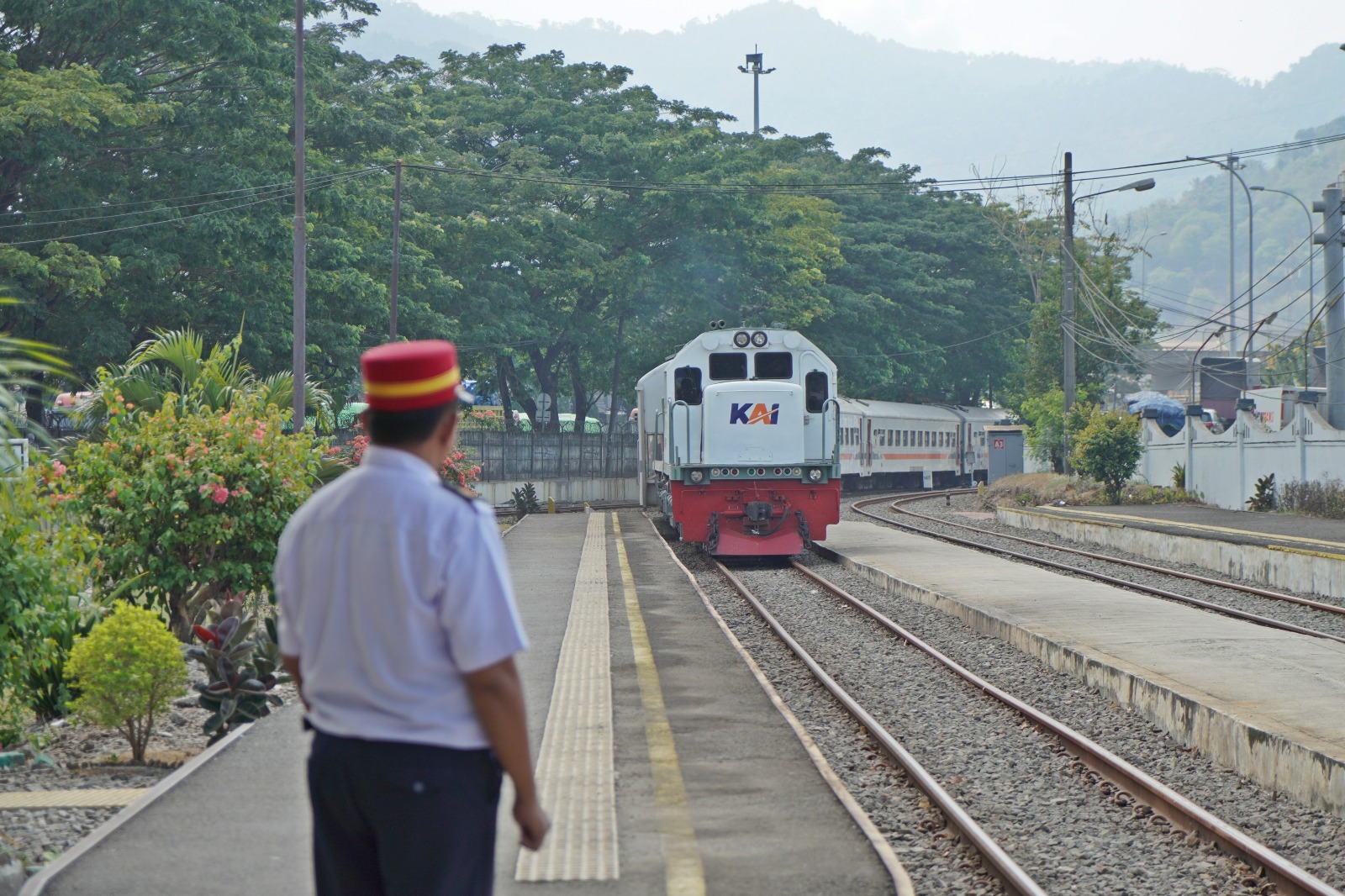 KAI Commuter Siapkan Kereta Khusus Petani dan Pedagang di Jalur Merak ...